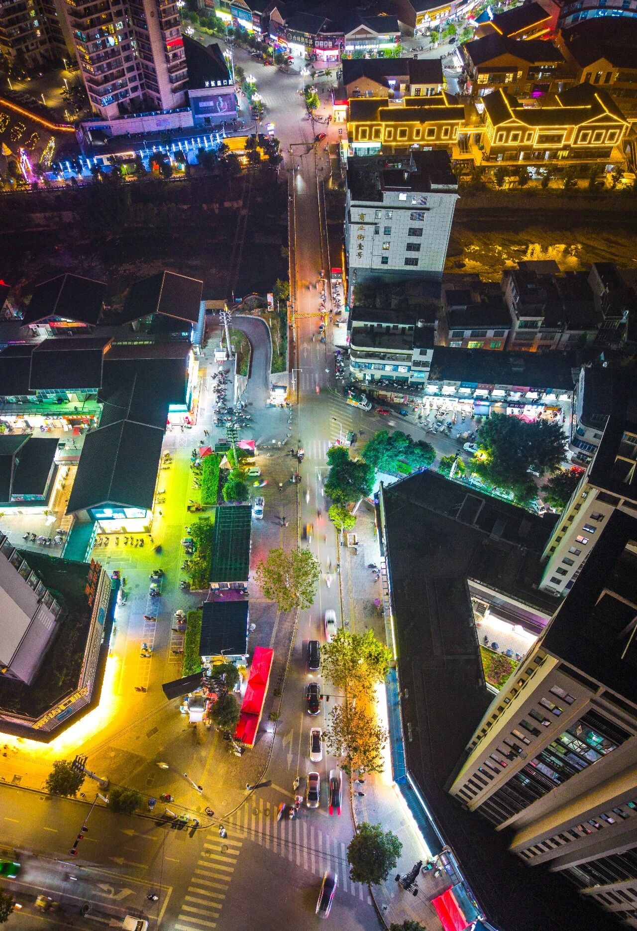 民族新闻网 -【多彩影纪】小城新年：天光破夜，人间团圆